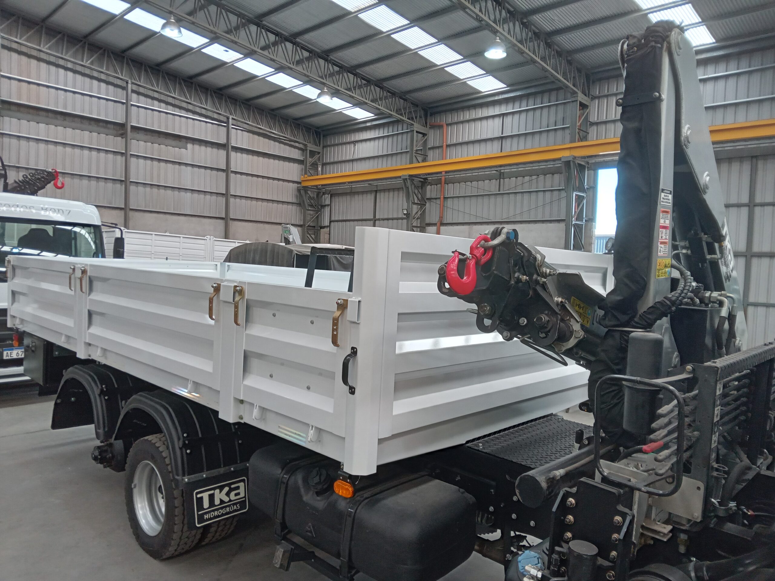 TKA 5.700 C con Instalación de 3° Eje y Carrocería fija - Hidrogrúas TKA